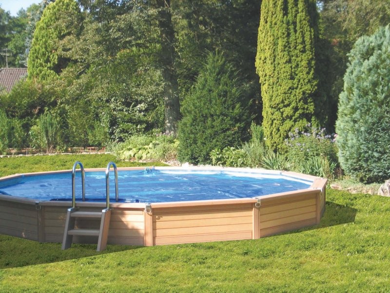 Belle piscine ronde semi-enterrée